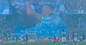 La espectacular bandera con la que los hinchas de Racing recibieron a ...